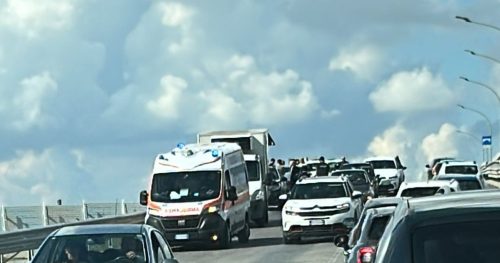 ULTIM'ORA. GUARDA IL VIDEO. Schianto al cavalcavia tra una Dacia, un ...